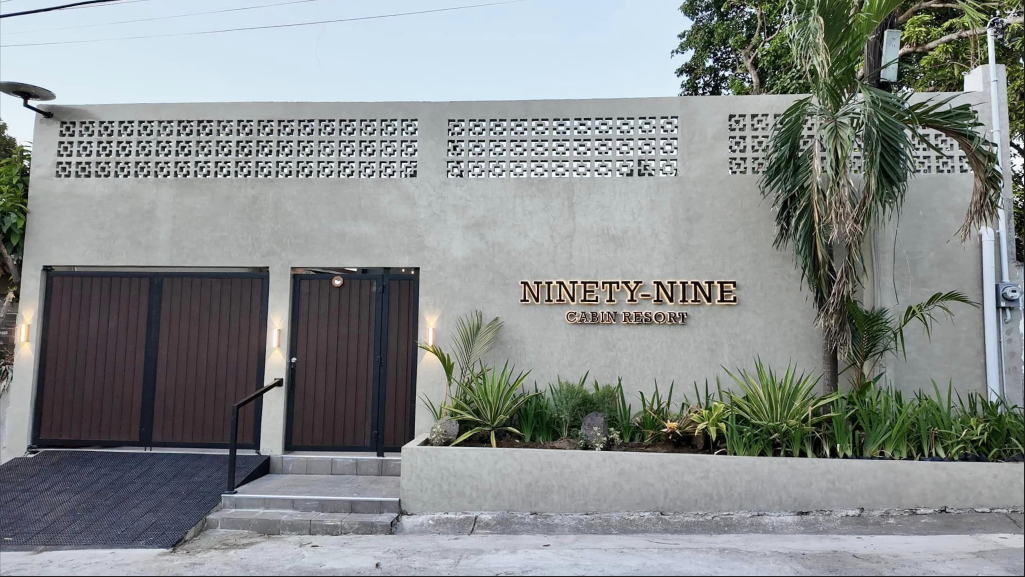 Ninety-Nine Cabin Resort | Resort Swimming Pool