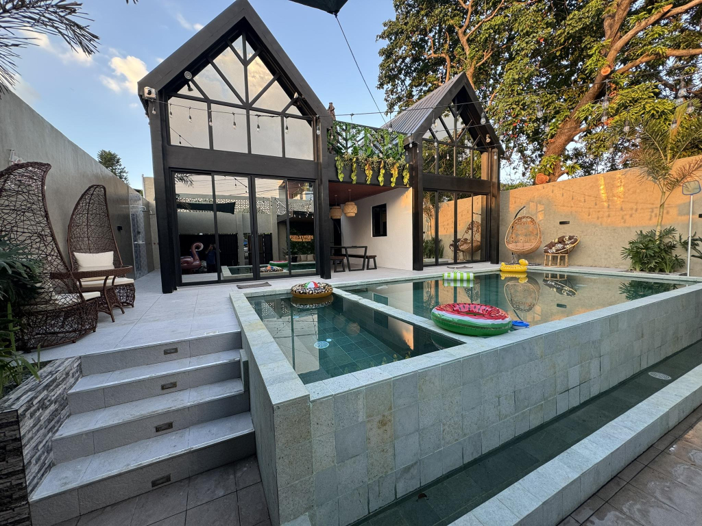 Ninety-Nine Cabin Resort | Resort Swimming Pool