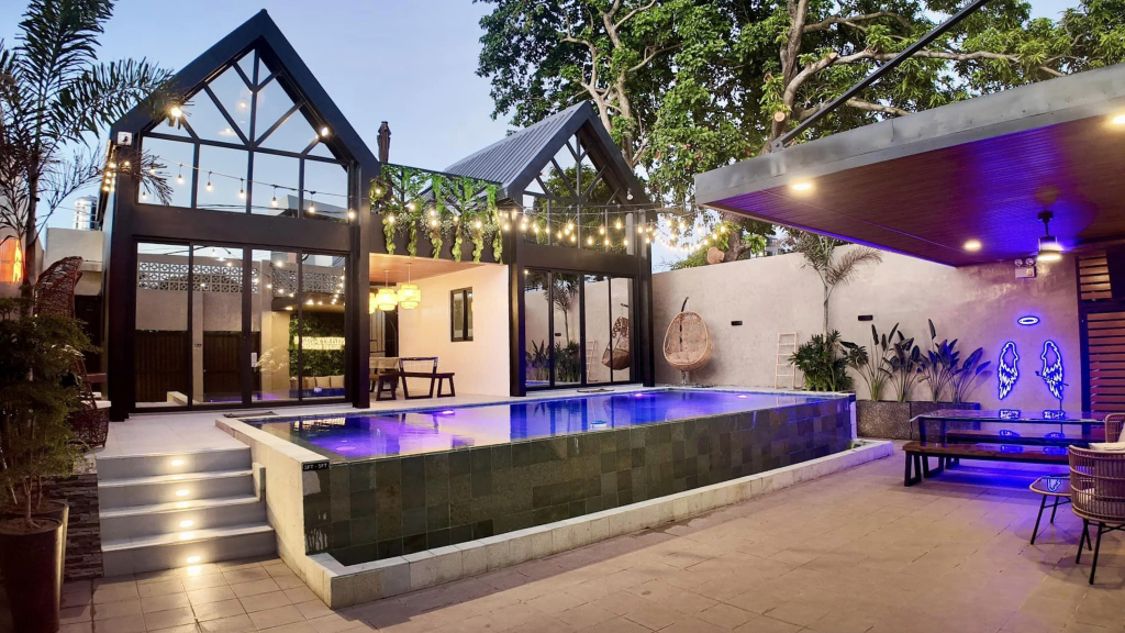 Ninety-Nine Cabin Resort | Resort Swimming Pool