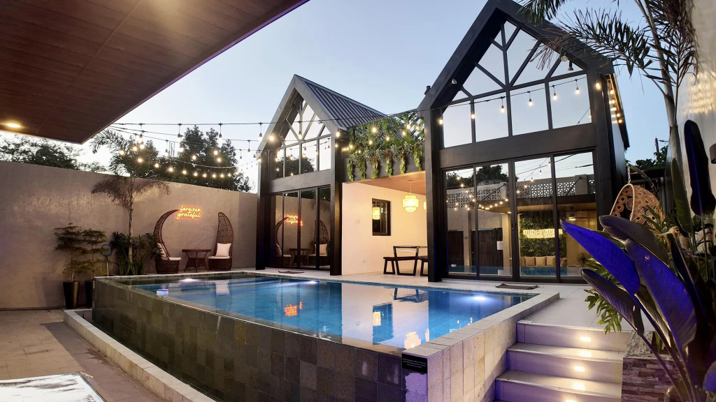 Ninety-Nine Cabin Resort | Resort Swimming Pool