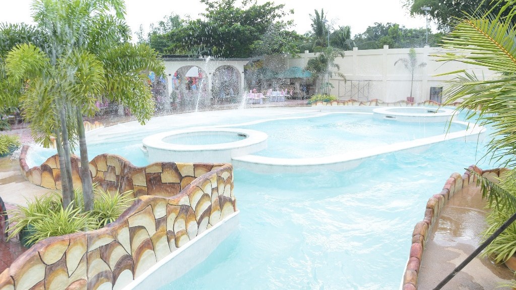 Silverconcha Wavepool Resort | Resort Swimming Pool